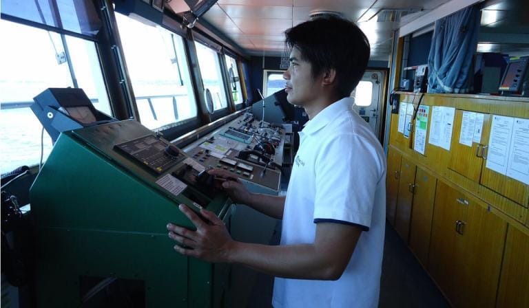 🚢 When to Switch Between Ship’s Autopilot and Manual Steering