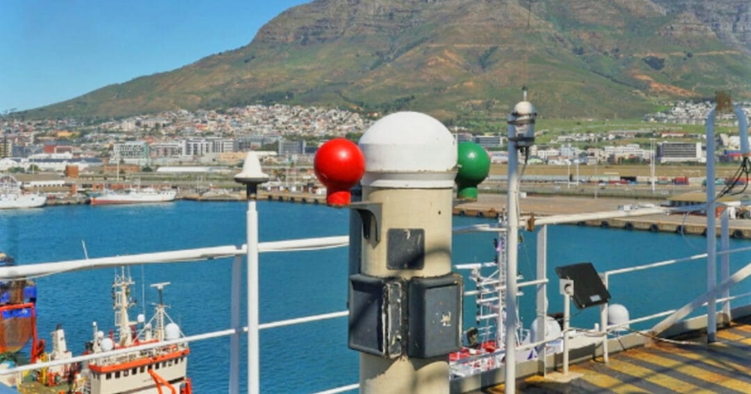 🧭 How Does a Magnetic Compass Work on Metal Ships?